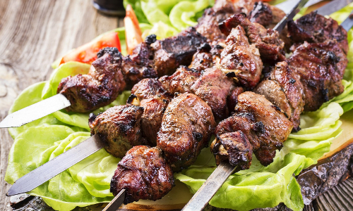 Gegrillte Lammspieße mit Tsatsiki